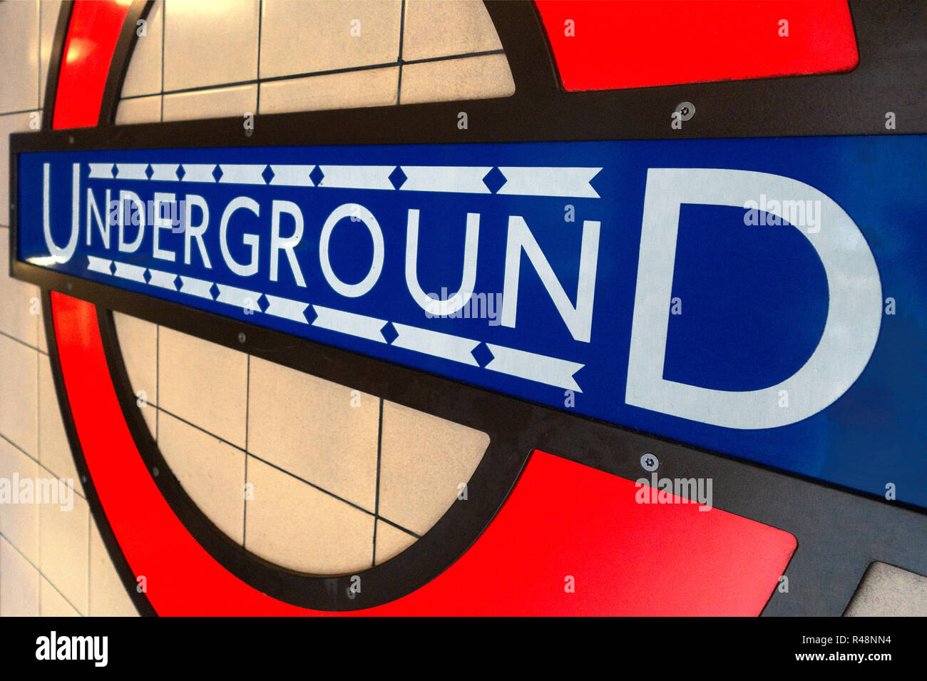 London Iconic Underground Tube Logo sign Stock Photo - Alamy