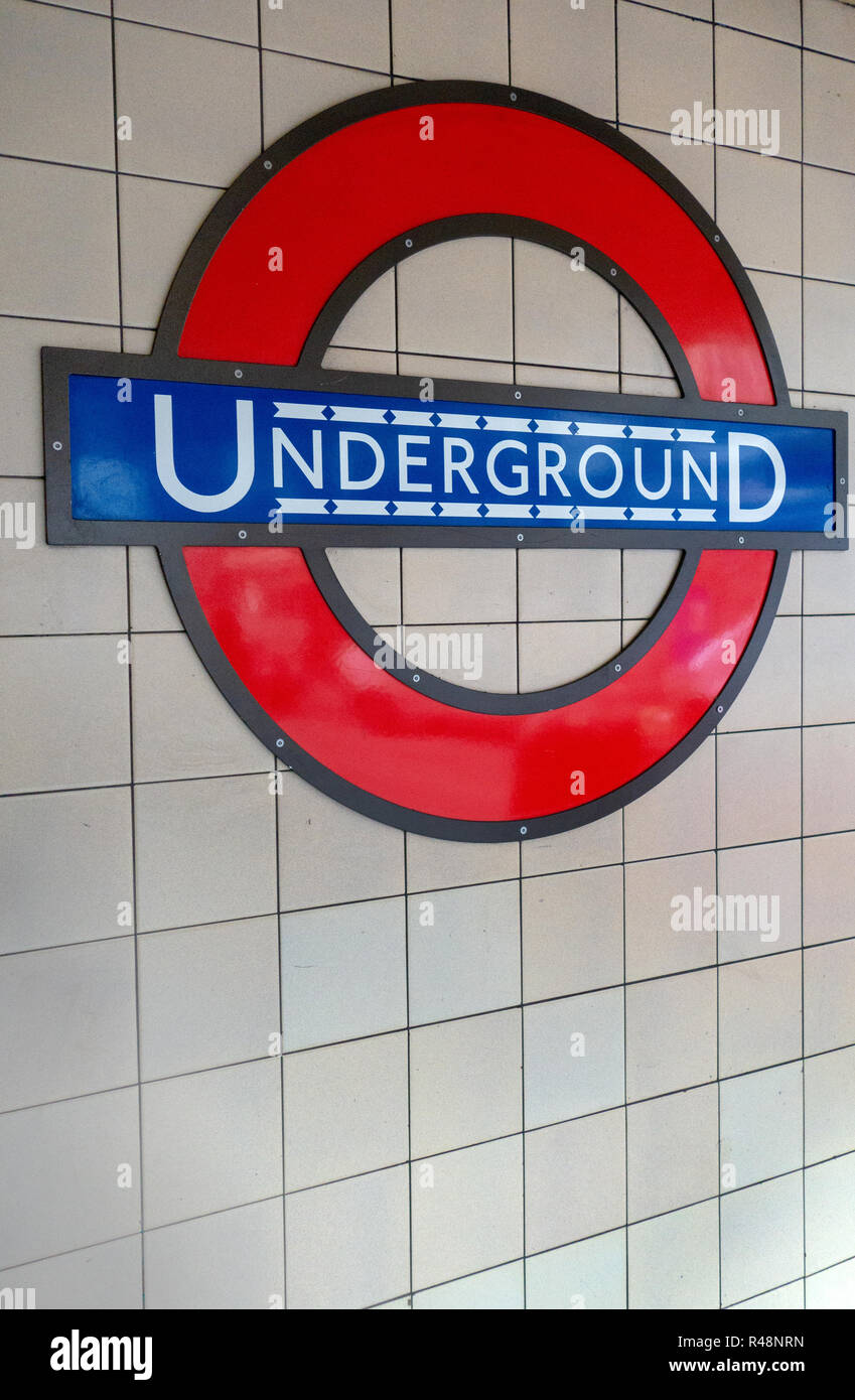 Circle Line Sign Tube Stock Photos & Circle Line Sign Tube Stock Images ...