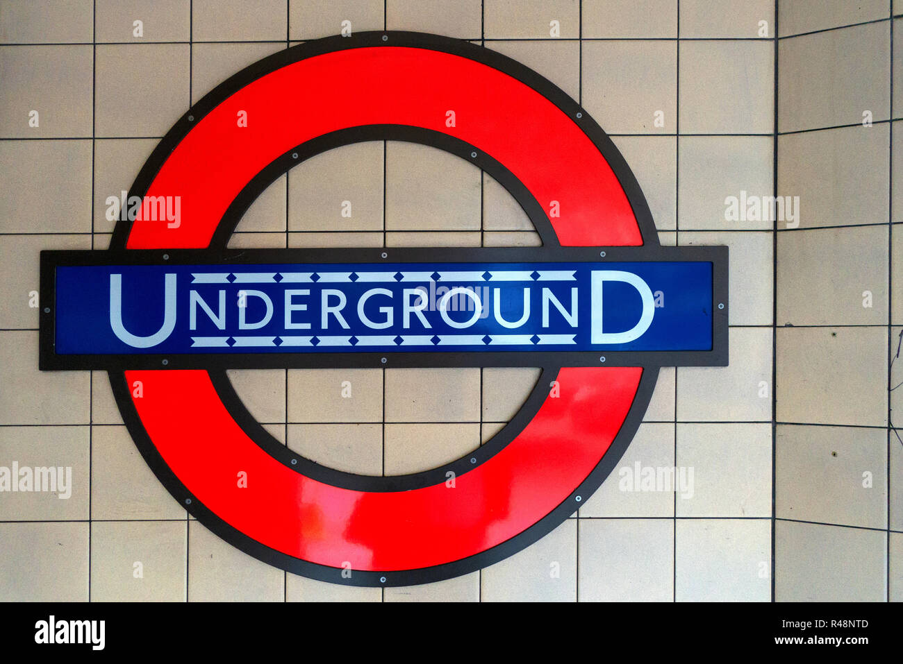 Corridor inside london underground tube hi-res stock photography and ...