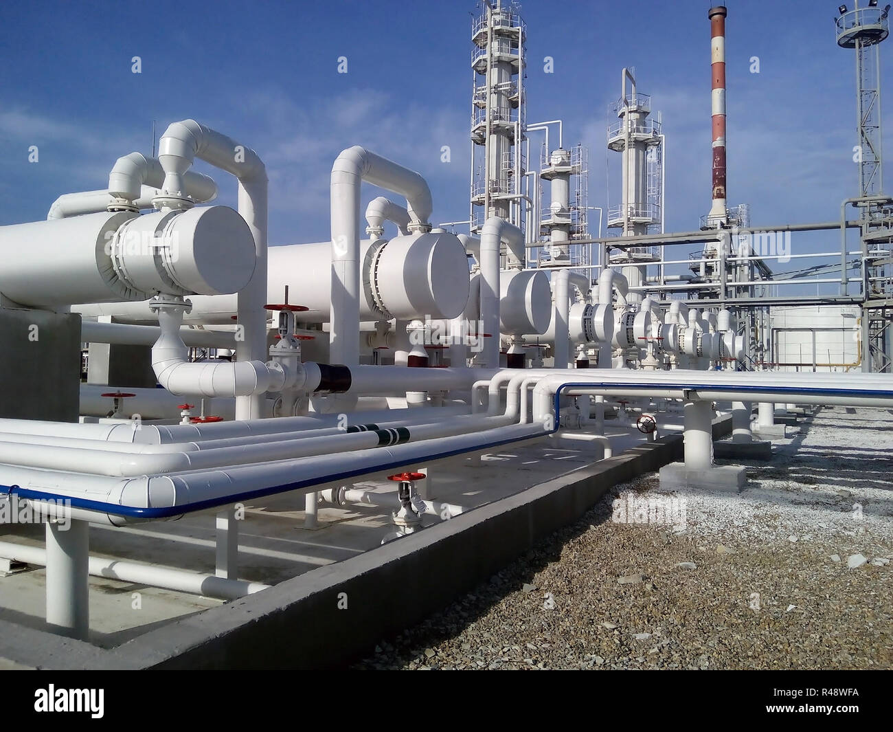 Heat exchangers in a refinery Stock Photo - Alamy