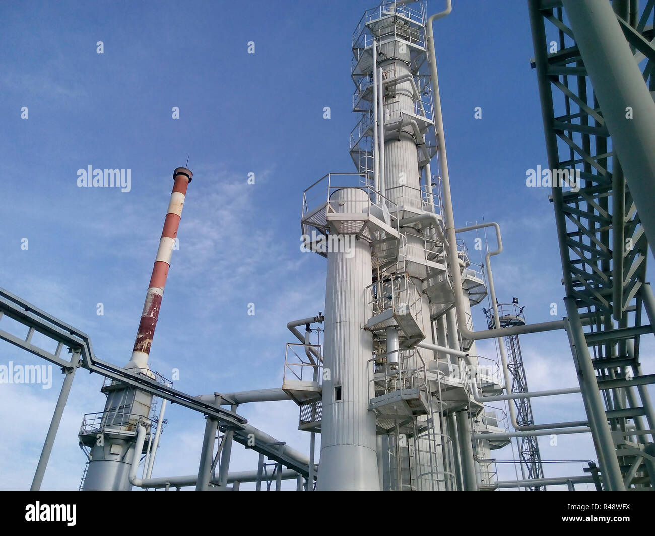Distillation column chemical plant hi-res stock photography and images ...