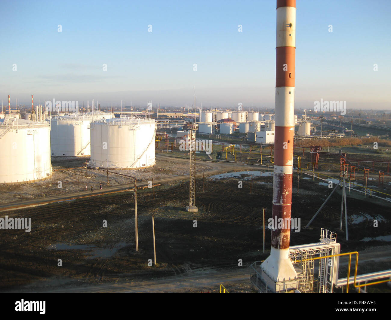 The oil refinery Stock Photo - Alamy