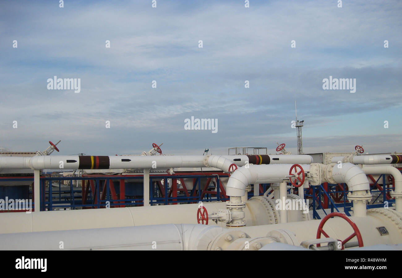 Oil platform breaking hi-res stock photography and images - Alamy