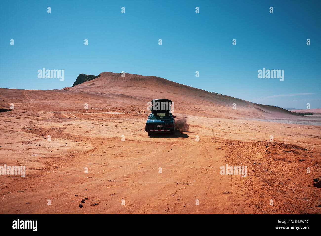 Car driving in the desert hi-res stock photography and images - Alamy