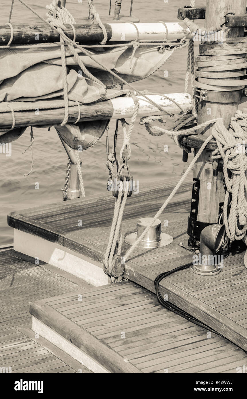 Old sailing wooden blocks rigging hi-res stock photography and images ...