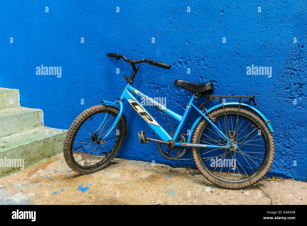 Old blue bicycle Stock Photo - Alamy
