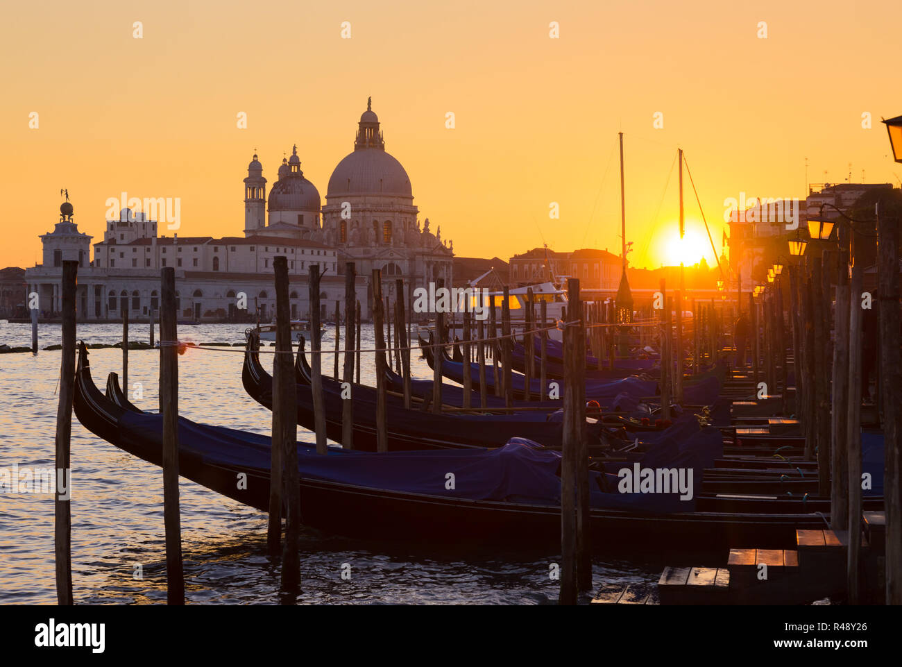 Venice silhouette gondolier santa maria hi-res stock photography and ...
