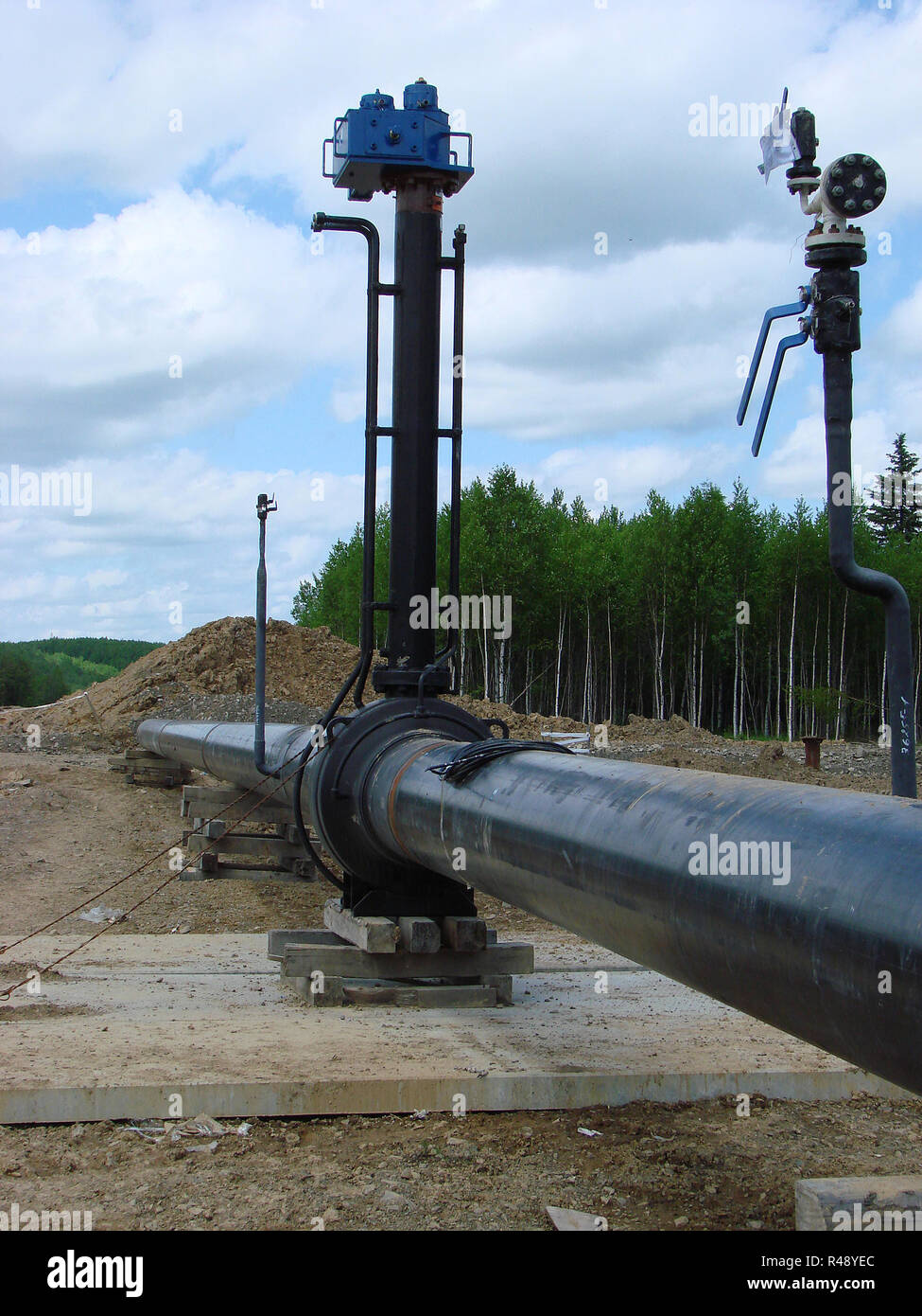Construction of an oil and gas pipeline Stock Photo - Alamy