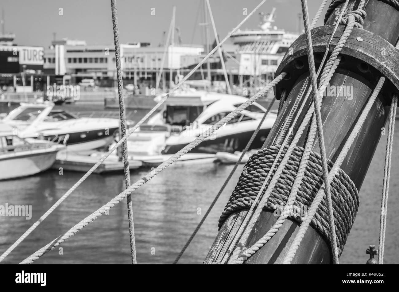 Old sailing wooden blocks rigging hi-res stock photography and images ...