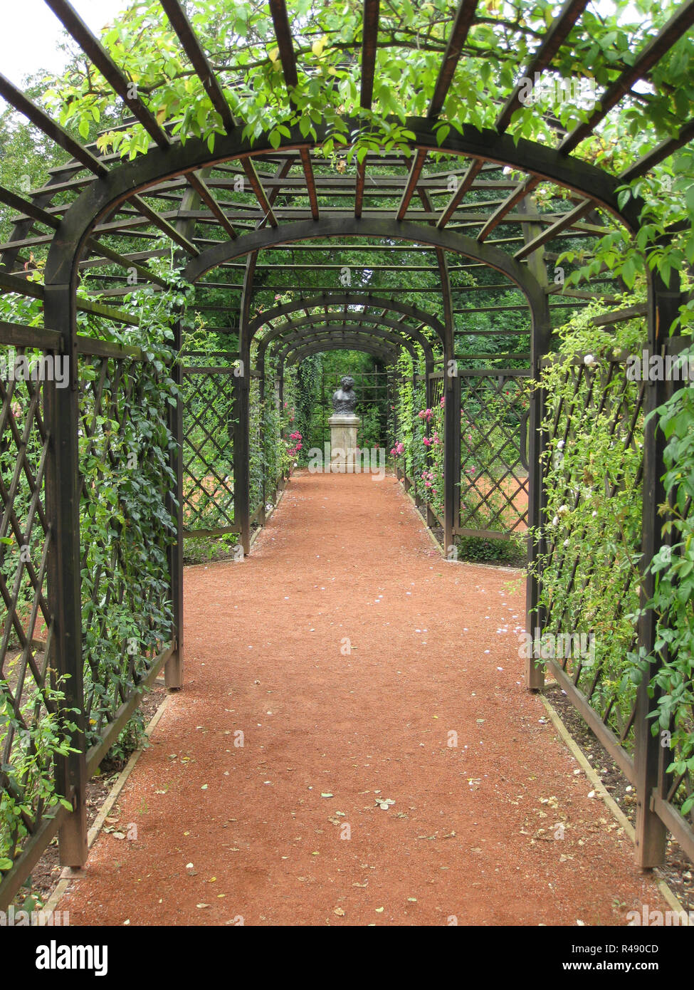 Rose arc garden hi-res stock photography and images - Alamy
