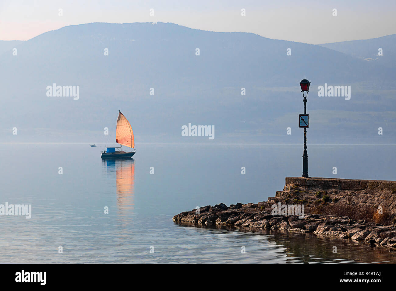 Rotes segel hi-res stock photography and images - Alamy