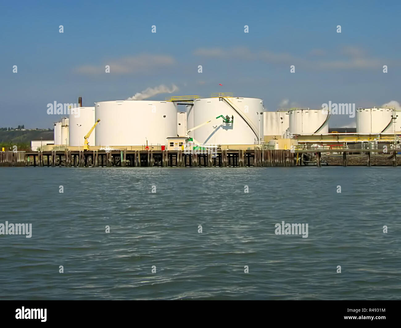 Refinery storage tanks structures hi-res stock photography and images ...