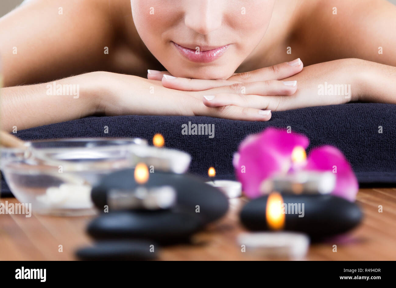 Pretty young woman relaxing at spa Stock Photo - Alamy