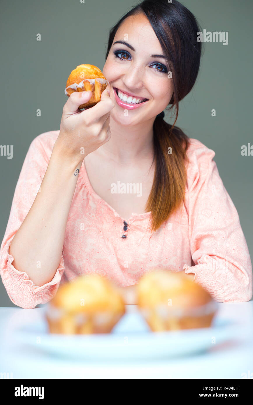 Woman eating eat eats muffin hi-res stock photography and images - Alamy