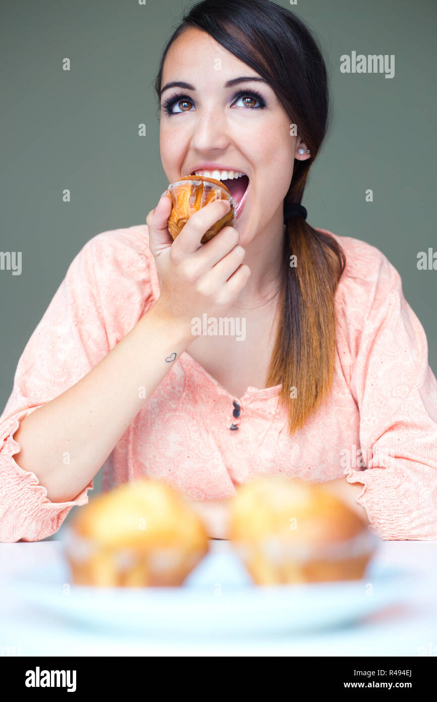 Woman eating eat eats muffin hi-res stock photography and images - Alamy