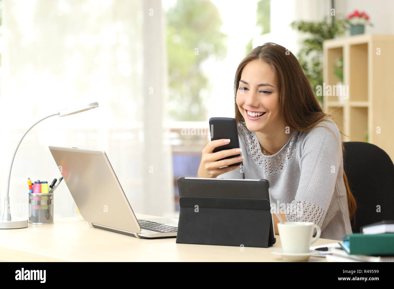 Multiple devices connected hi-res stock photography and images - Alamy