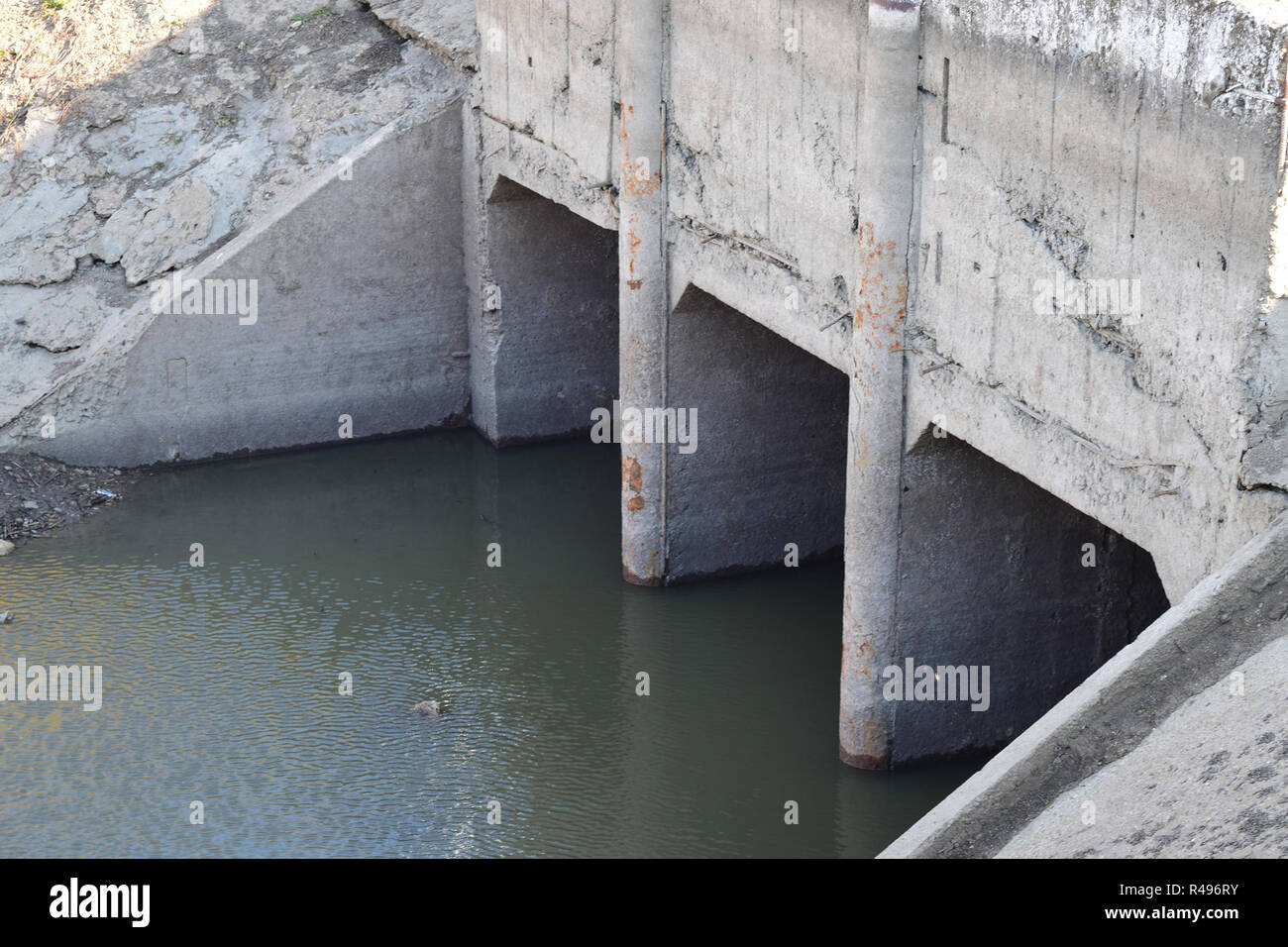 Automatic sluice gate hi-res stock photography and images - Alamy