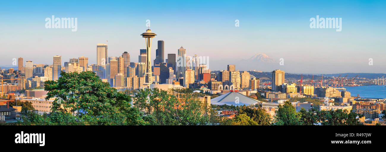 Seattle skyline tower mountain sunset hi-res stock photography and ...