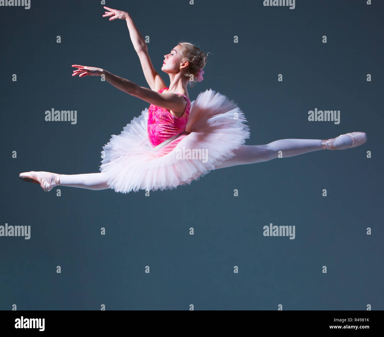 The jump of beautiful female ballet dancer Stock Photo - Alamy