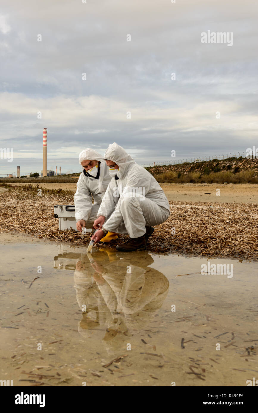 Man collecting water sample hi-res stock photography and images - Alamy