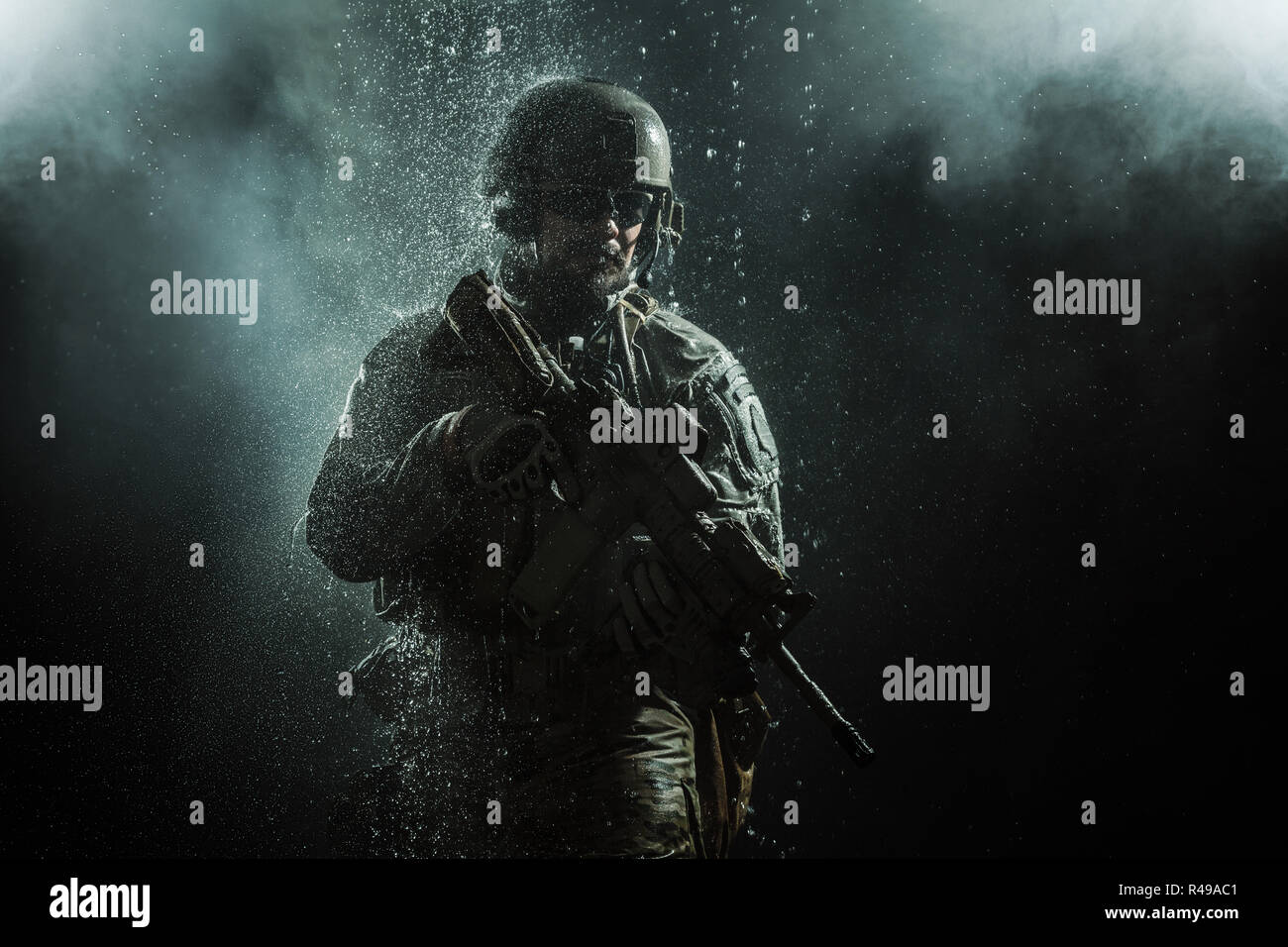 US Army soldier in the rain Stock Photo - Alamy