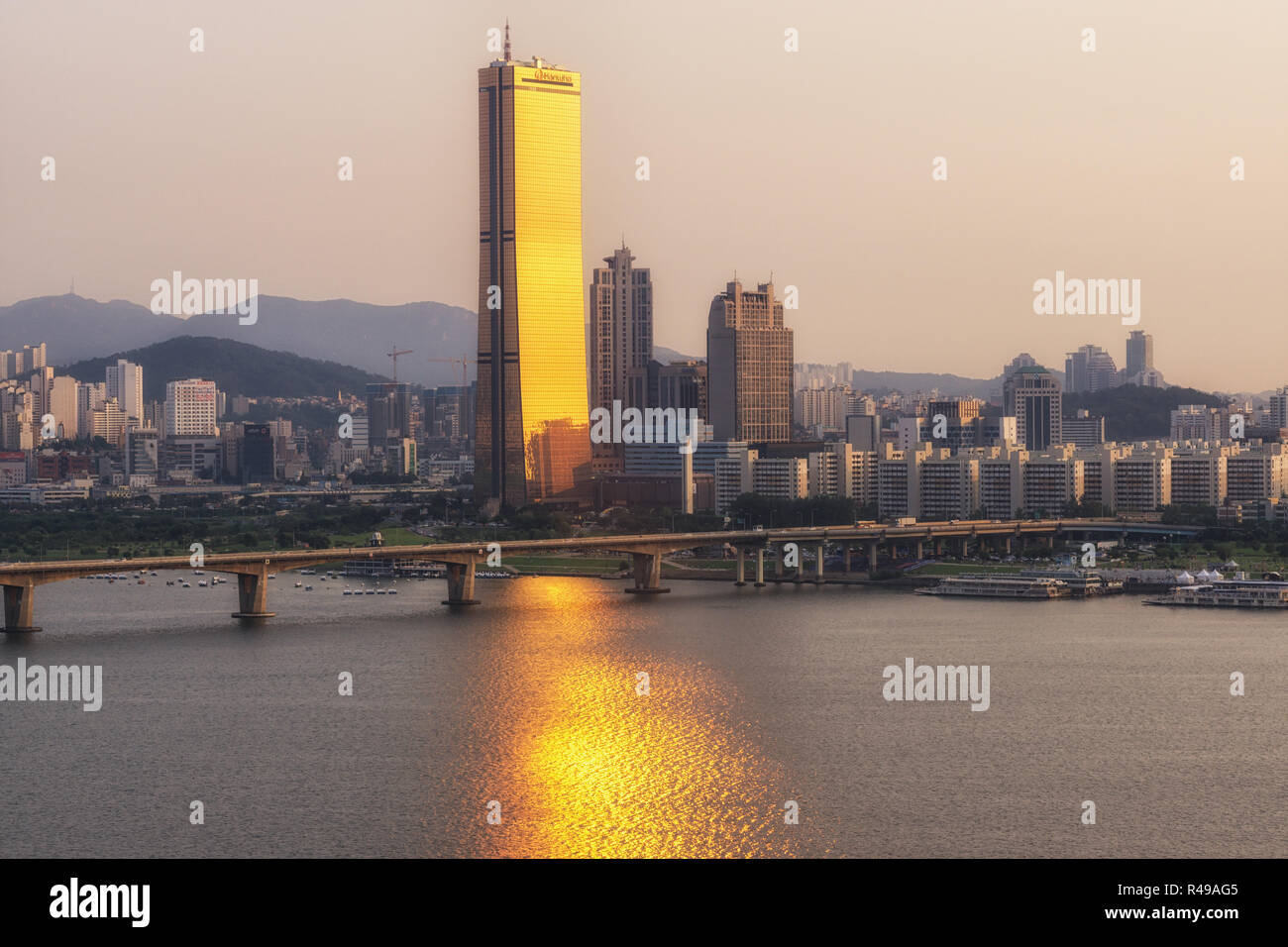 Korea seoul yeouido 63 building hi-res stock photography and images - Alamy