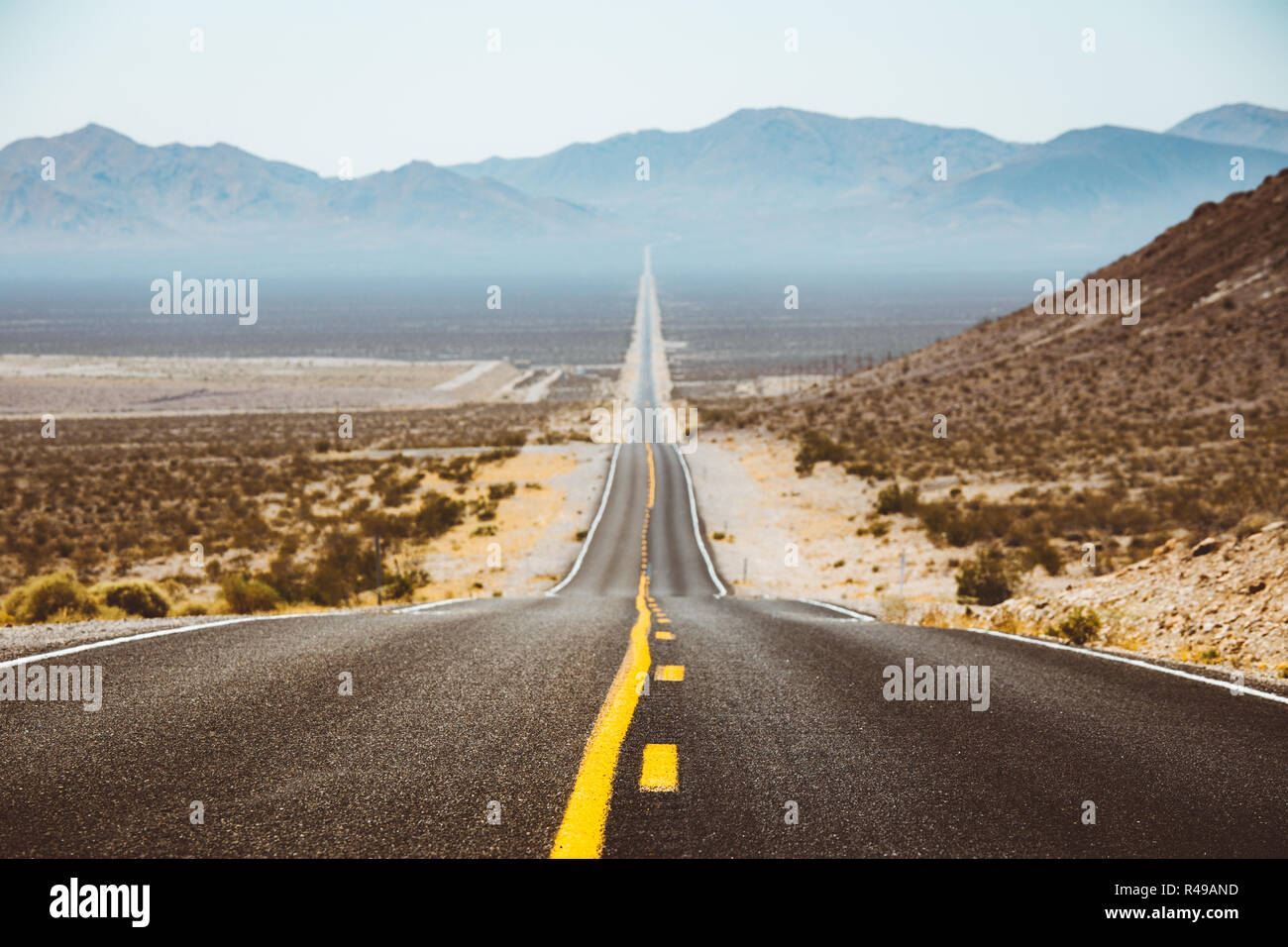 Empty road through death valley national park hi-res stock photography ...