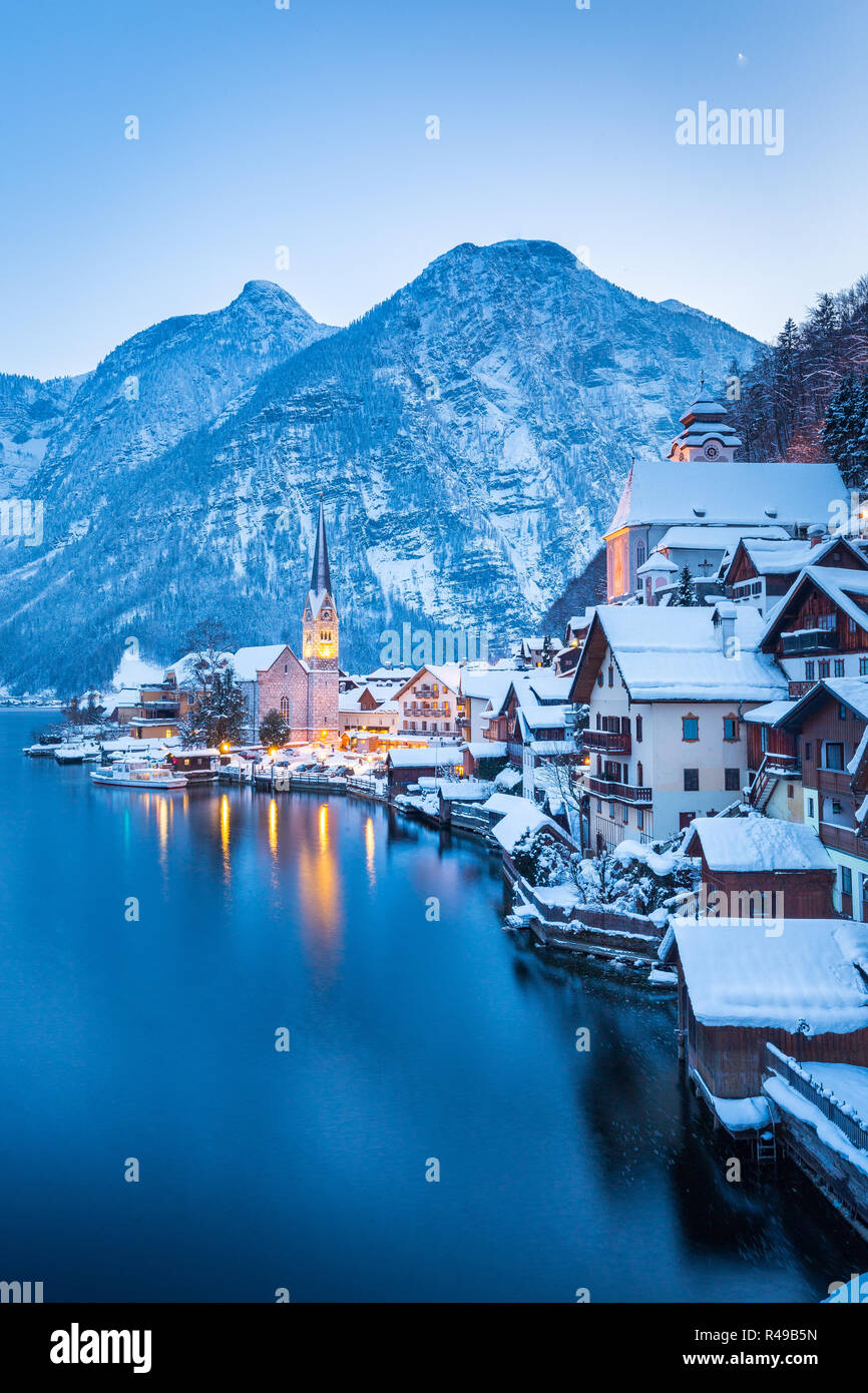 Classic postcard view of famous Hallstatt lakeside town in the Alps ...