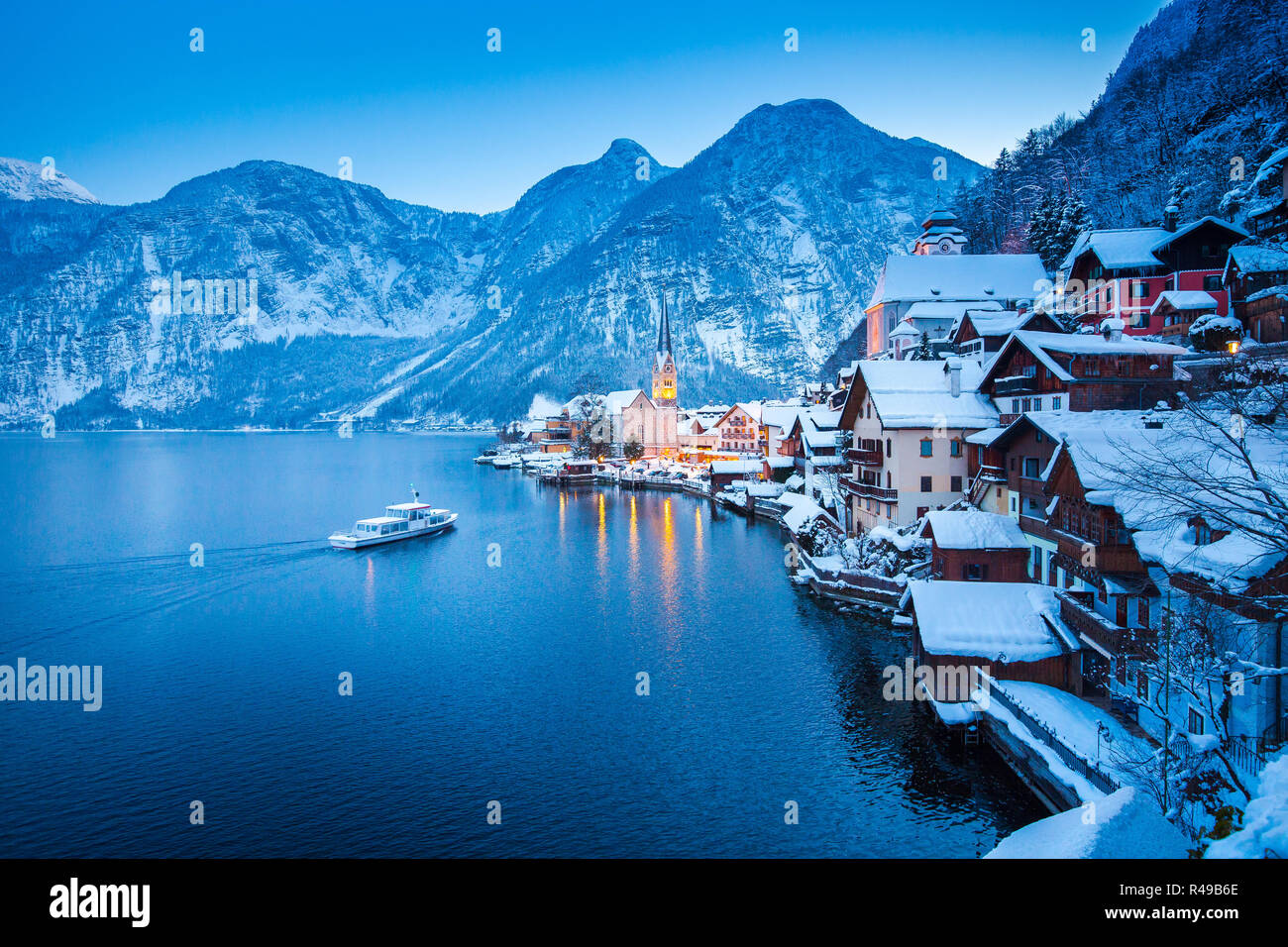Classic postcard view of famous Hallstatt lakeside town in the Alps ...