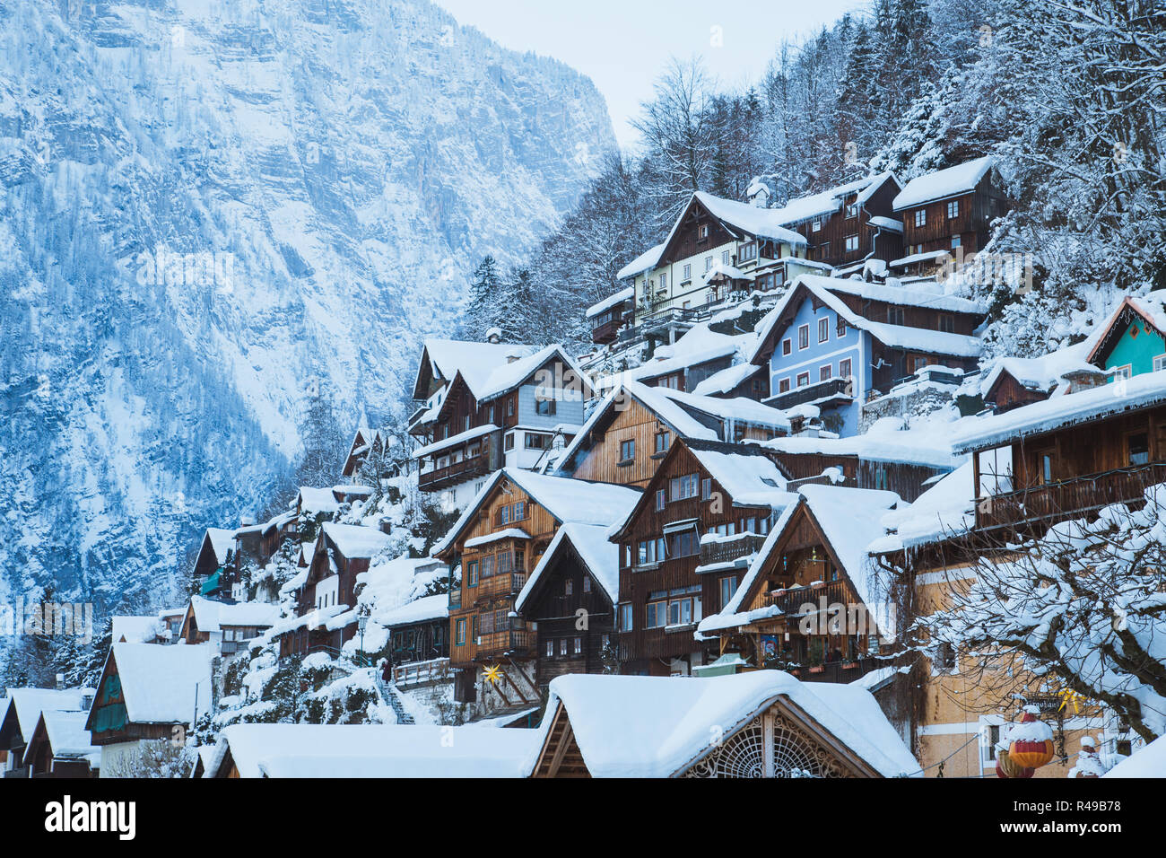 Classic postcard view of traditional wooden houses in famous Hallstatt lakeside town in the Alps ...