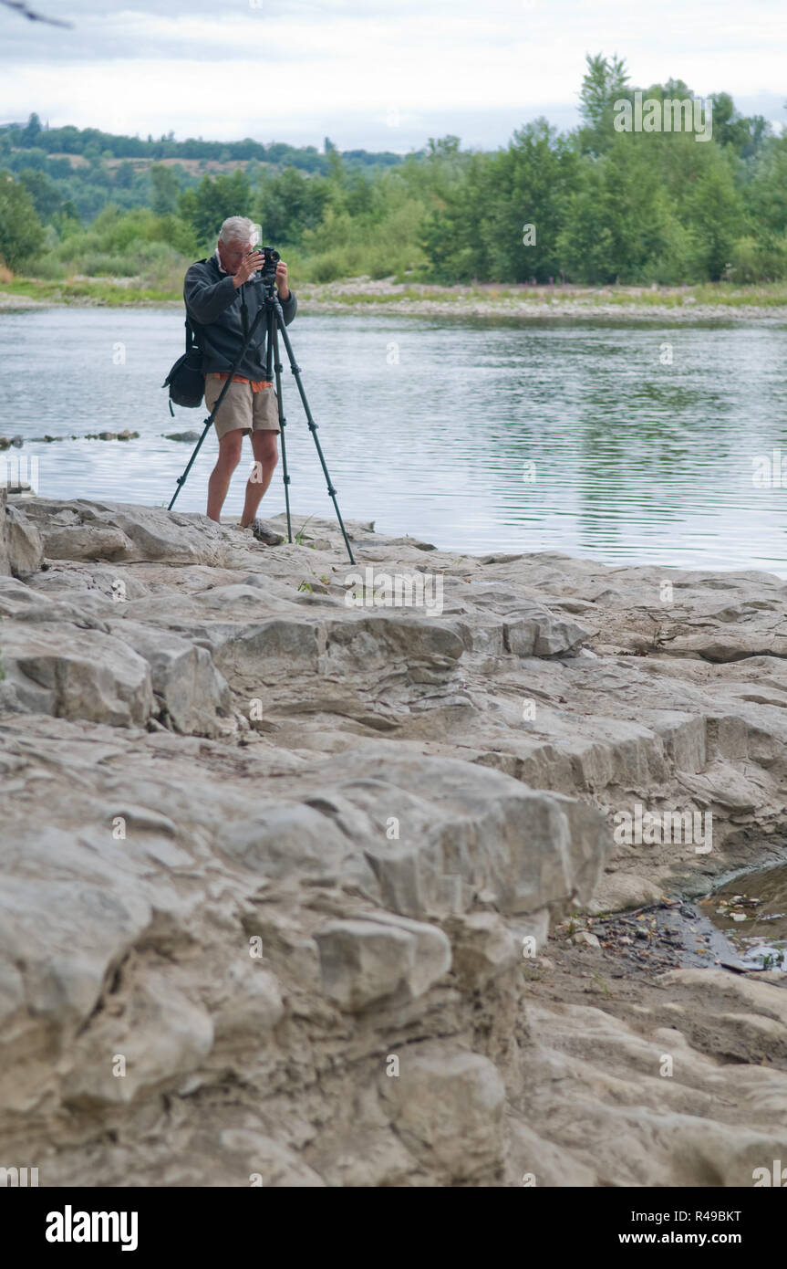 Senior citizen with dslr camera hi-res stock photography and images - Alamy