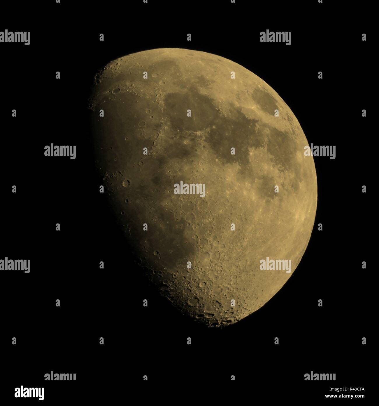 Mond gibbous hi-res stock photography and images - Alamy