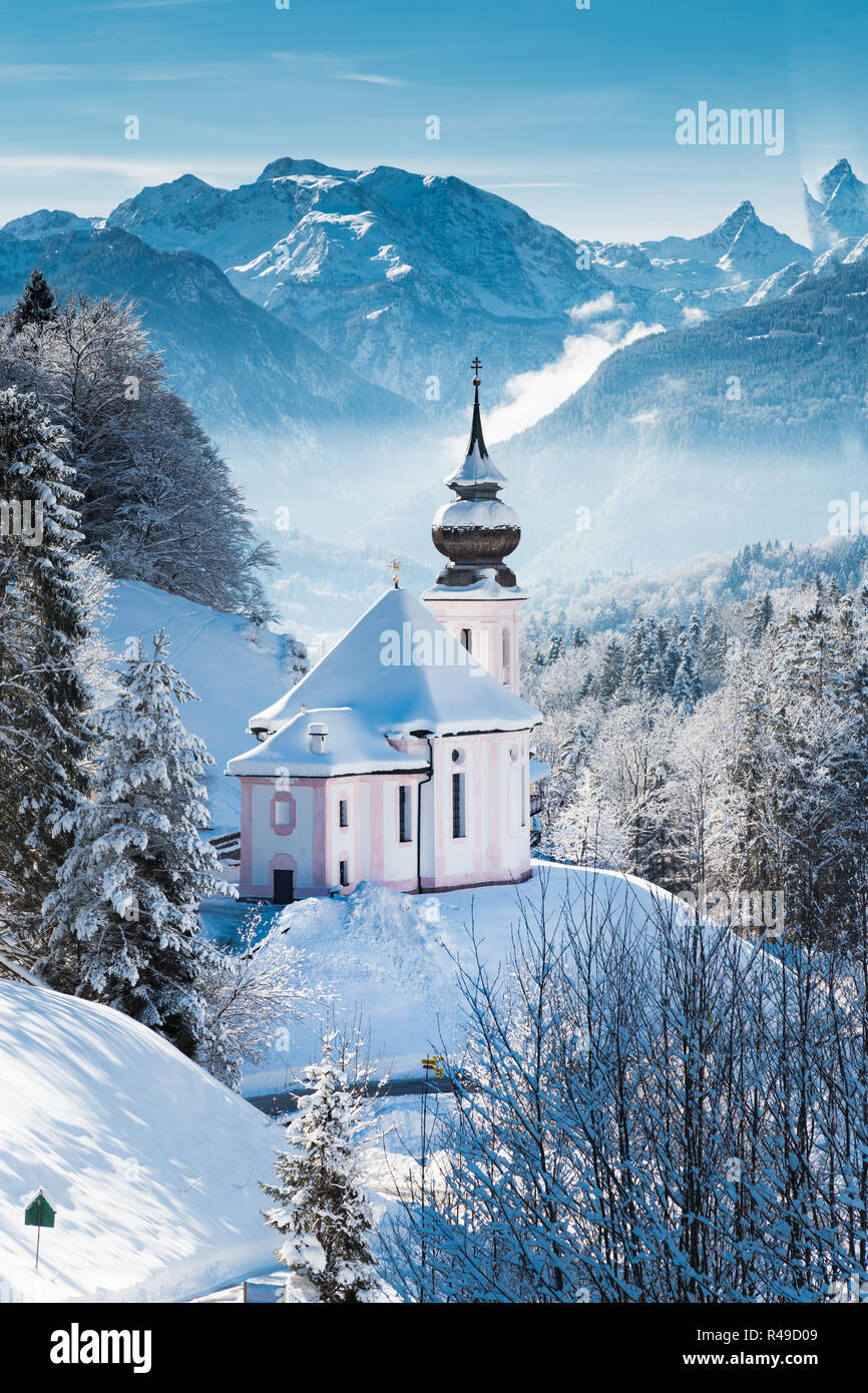 Beautiful winter wonderland mountain scenery in the Alps with ...