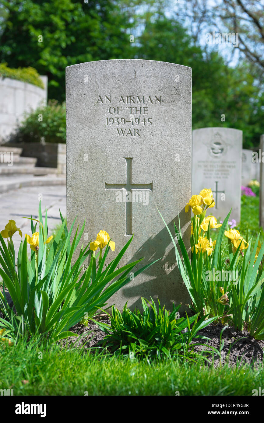 Commonwealth war graves commission grave hi-res stock photography and ...