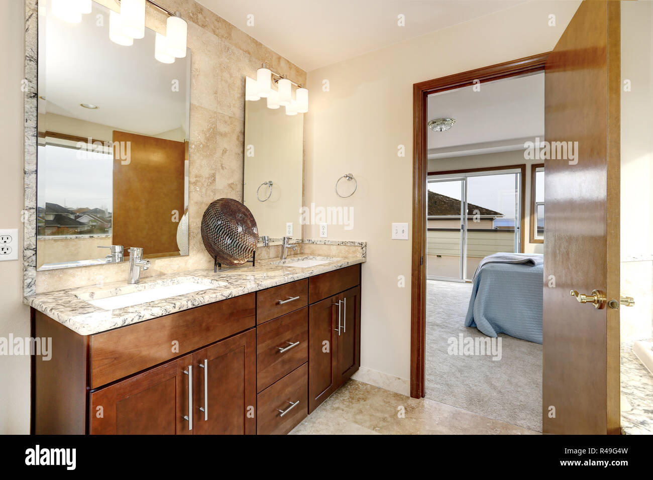 Bathroom with large mirror and granite counter top Stock Photo - Alamy