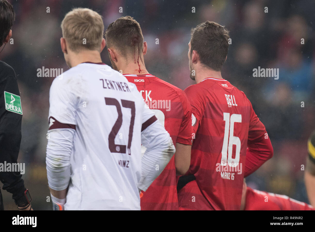 Mainz, Deutschland. 24th Nov, 2018. Alexander HACK (mi., MZ) bleeding ...