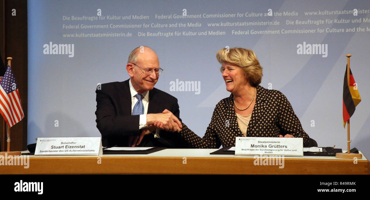 Berlin, Germany. 26th Nov, 2018. Monika Grütters (CDU, r), Minister of ...
