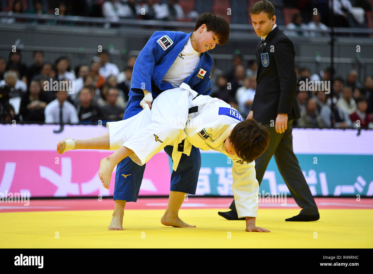 Osaka, Japan. Credit: MATSUO. 25th Nov, 2018. (L-R) Ruika Sato, Mami Umeki (JPN) Judo : IJF ...