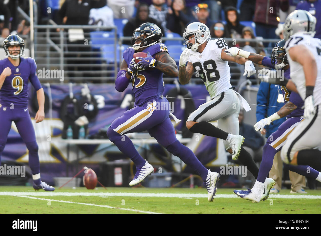 Baltimore, Maryland, USA. 26th Jan, 2016. TERRELL SUGGS (55) outruns ...