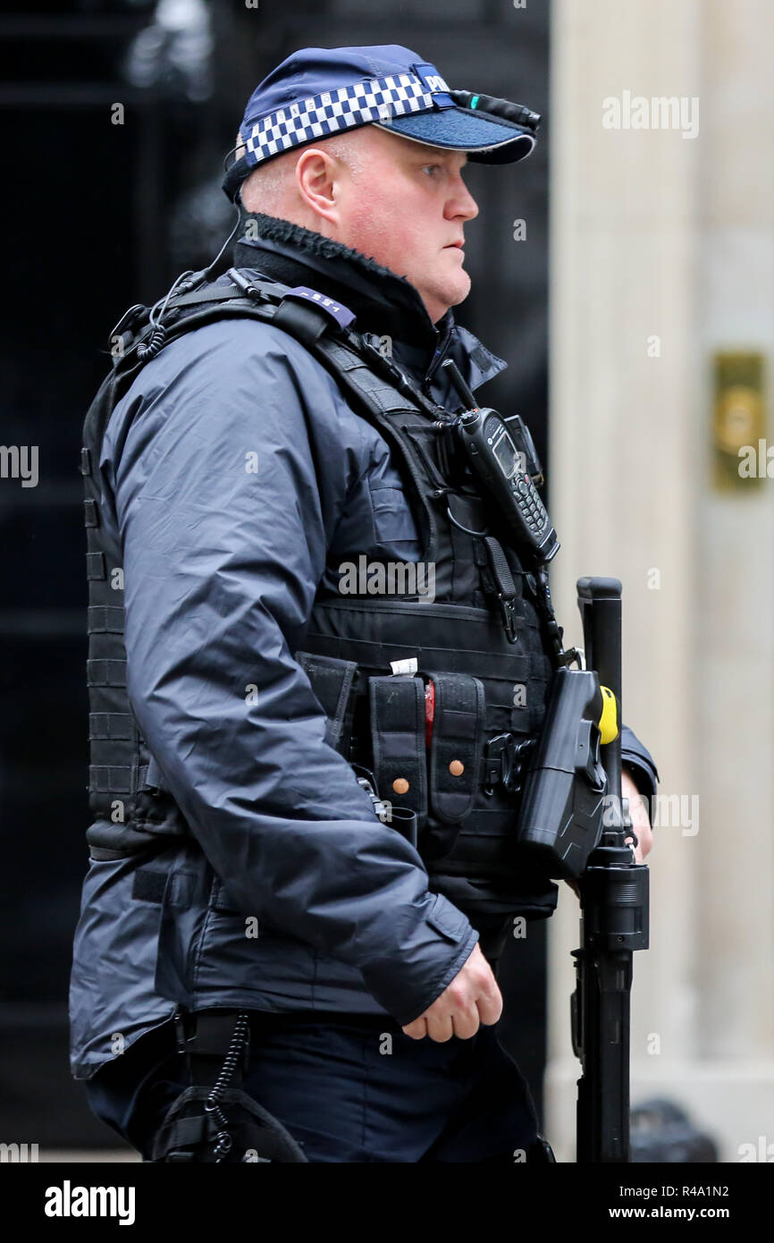 Downing street armed police guards hi-res stock photography and images ...
