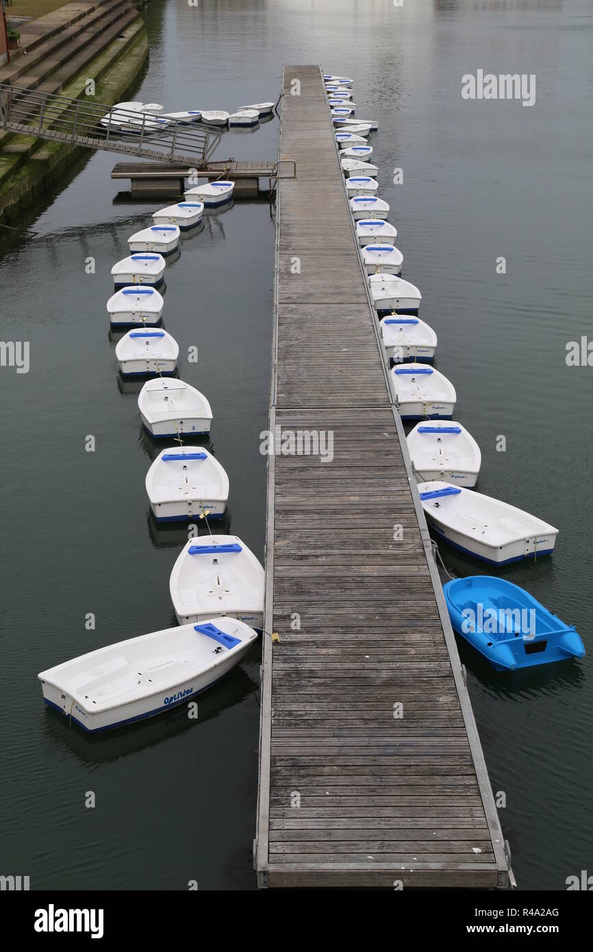 Single rowboats hi-res stock photography and images - Alamy