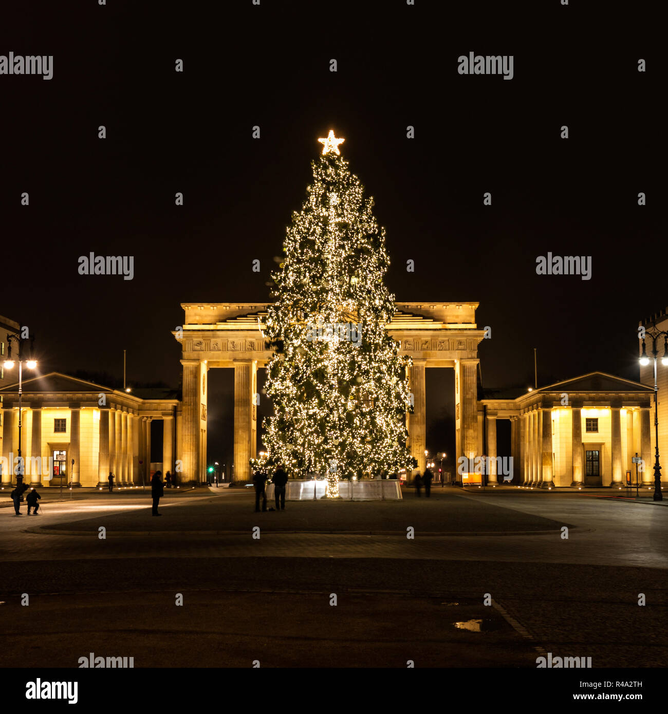 Brandenburger tor in december christmas hi-res stock photography and ...