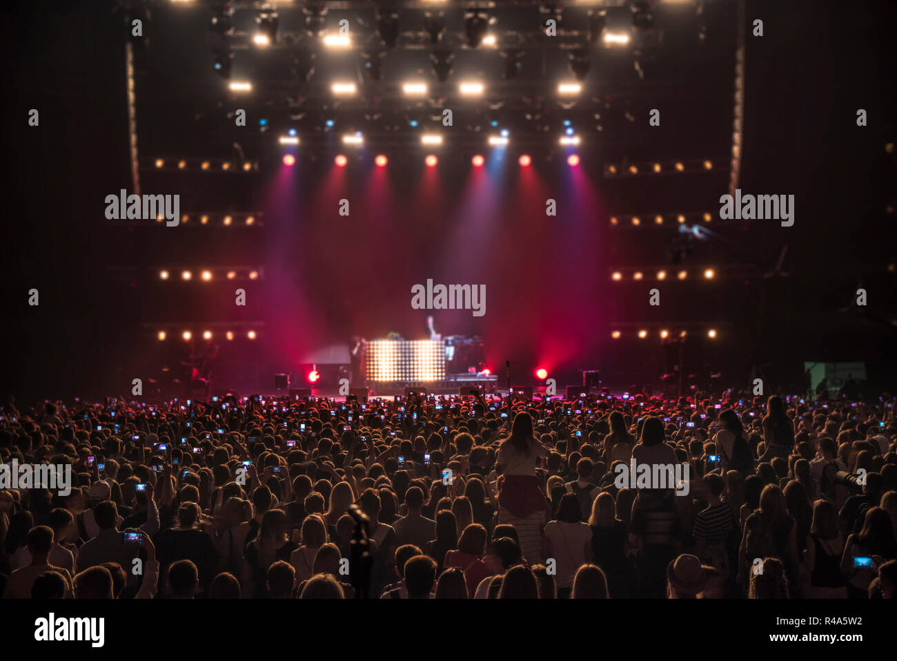 Concert audience phones hi-res stock photography and images - Alamy