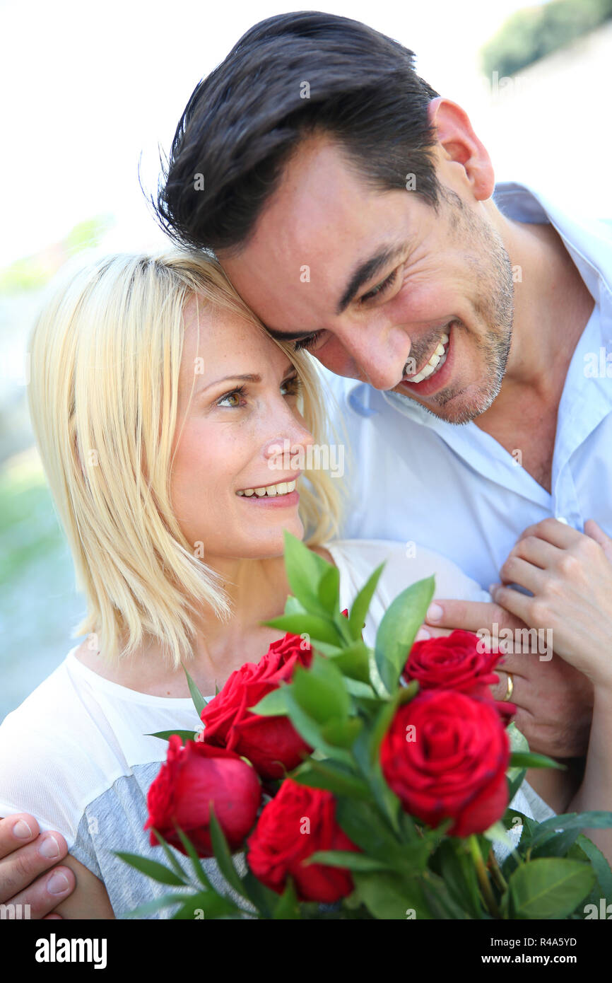 Man giving red roses to woman Stock Photo - Alamy