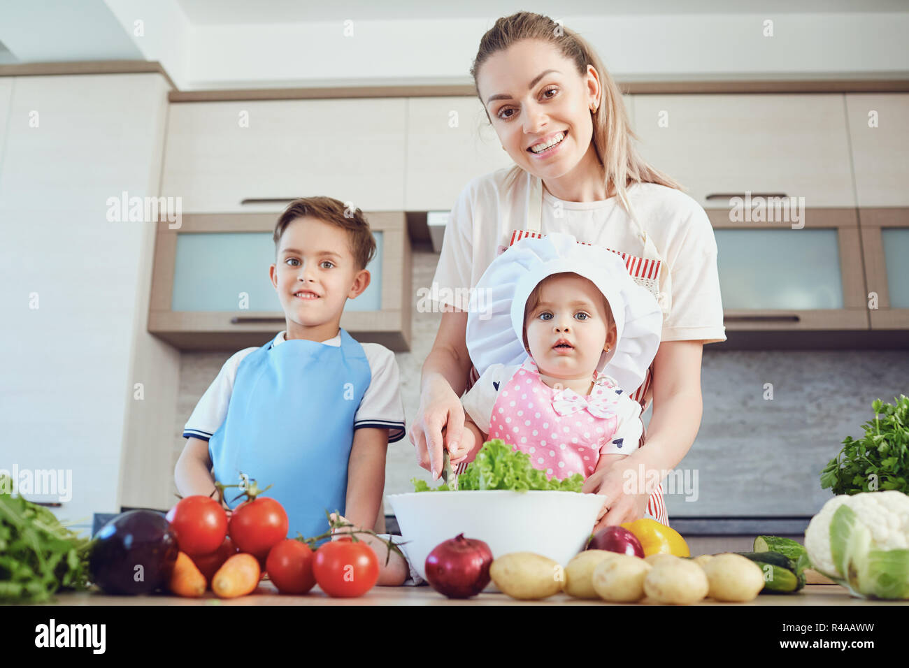 Mum cooking hi-res stock photography and images - Alamy