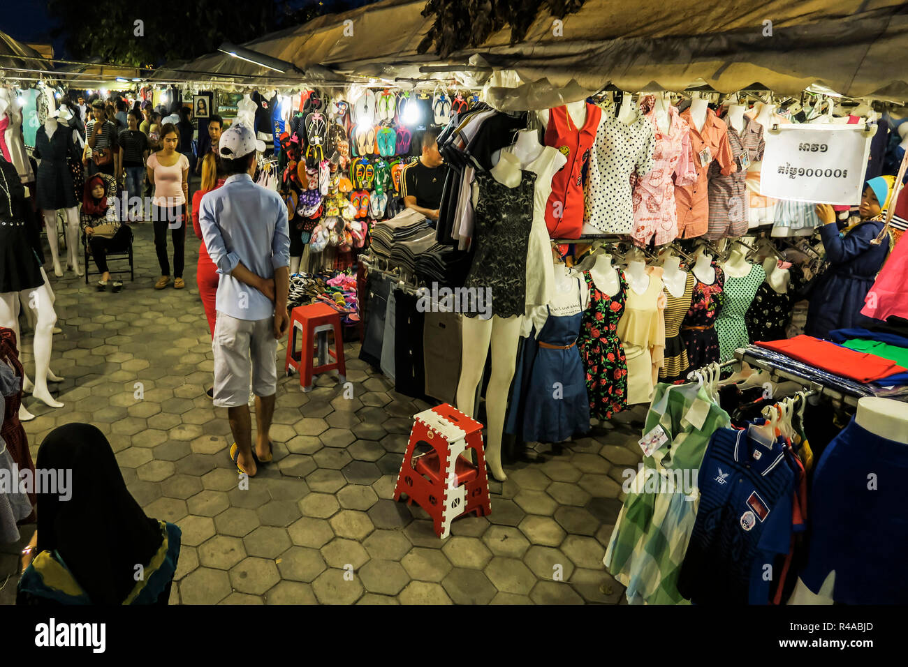 Cambodia phnom penh night market hi-res stock photography and images ...