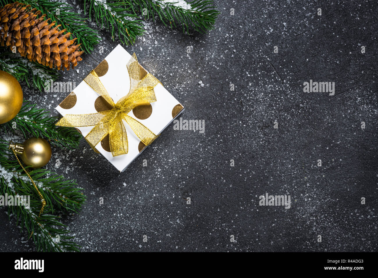 Christmas background - Gold and silver decorations and present b Stock ...