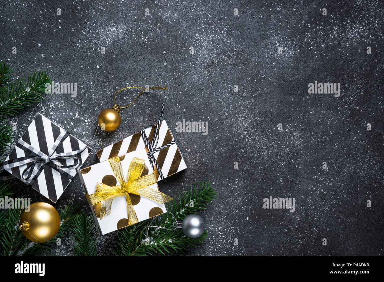 Christmas background - Gold and silver decorations and present b Stock ...