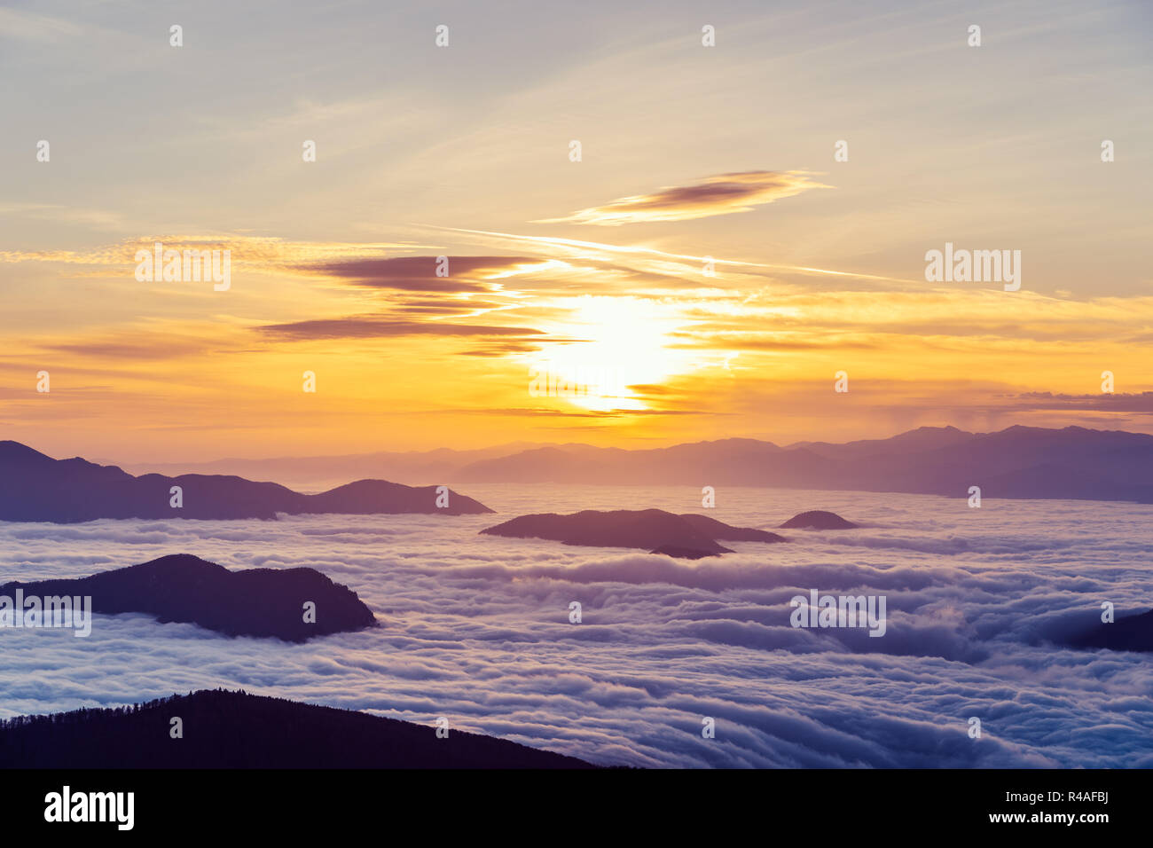 Low clouds on mountain range hi-res stock photography and images - Alamy