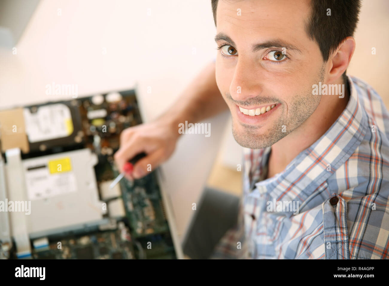 Man fixing electronic appliance Stock Photo - Alamy